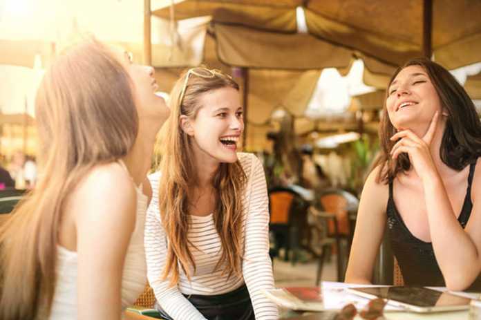 7 Habits of People Who Make Friends Easily | Geniusbeauty